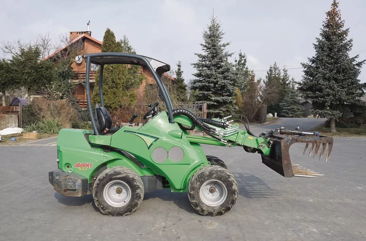 Miniładowarka Avant 635 - jak sprawdza się w gospodarstwie?