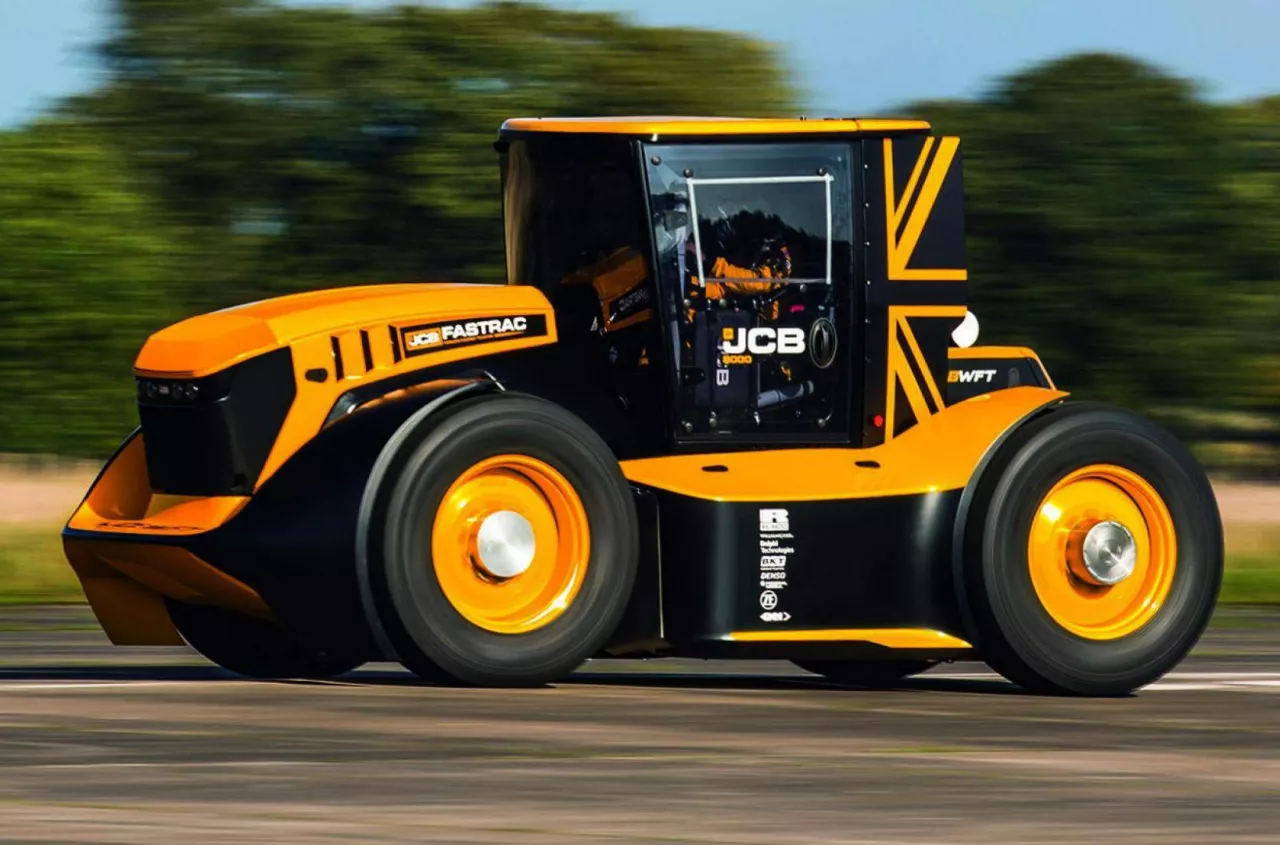 Niemal 250 km/h CIĄGNIKIEM. Rekord JCB Fastrac Two [FILM]