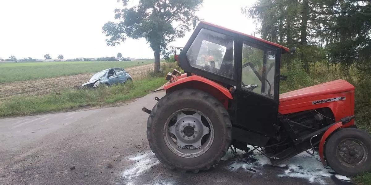 Ursus z opryskiwaczem po zderzeniu z małą Micrą rozpadł się na pół