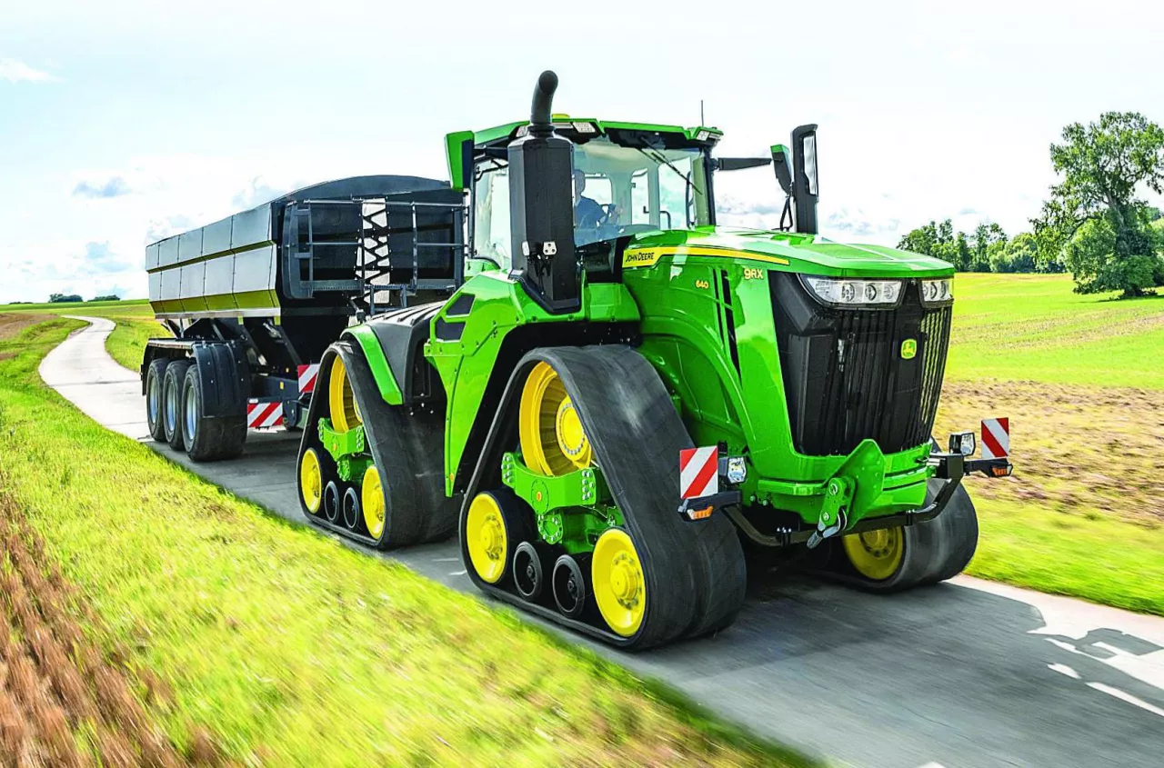 Ciągnik John Deere 9RX waży 30 ton, a nie ugniata gleby bardziej niż ...