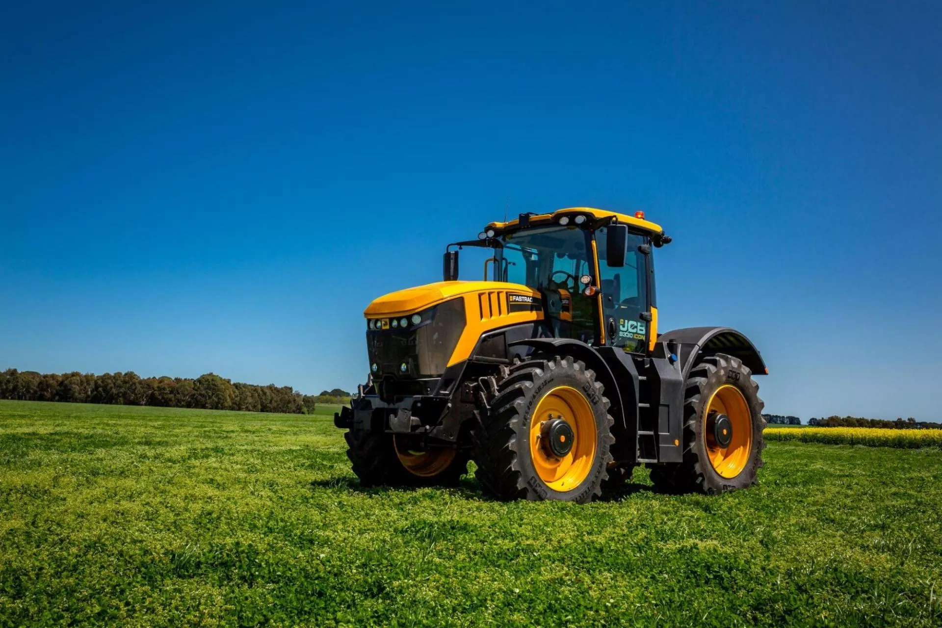 WOW! Nowe ciągniki JCB Fastrac 4000 i 8000 iCON może pędzić nawet 70 km/h!